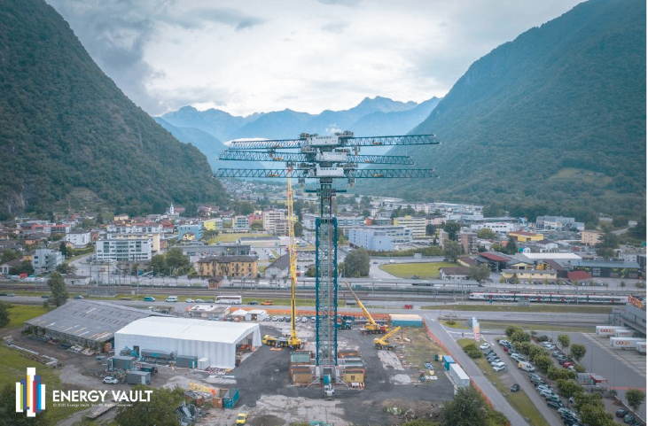 新型重力储能的原理效率及其选材选址分析